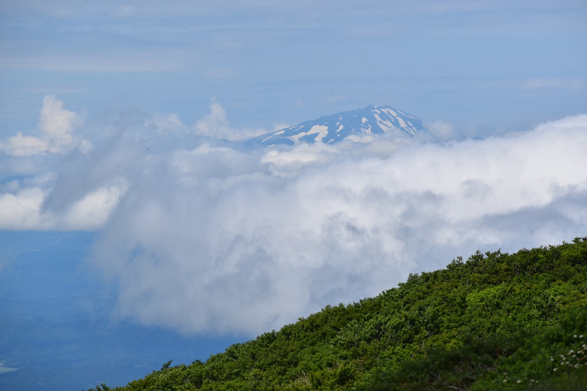 Heavenly Paradise: Mt.Gassan surrounded by alpine plants and ponds ...