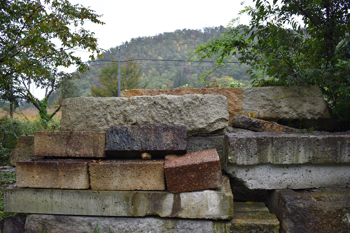 The quarry of the warm-colored Takahata Stone is a labyrinth | Japanese ...